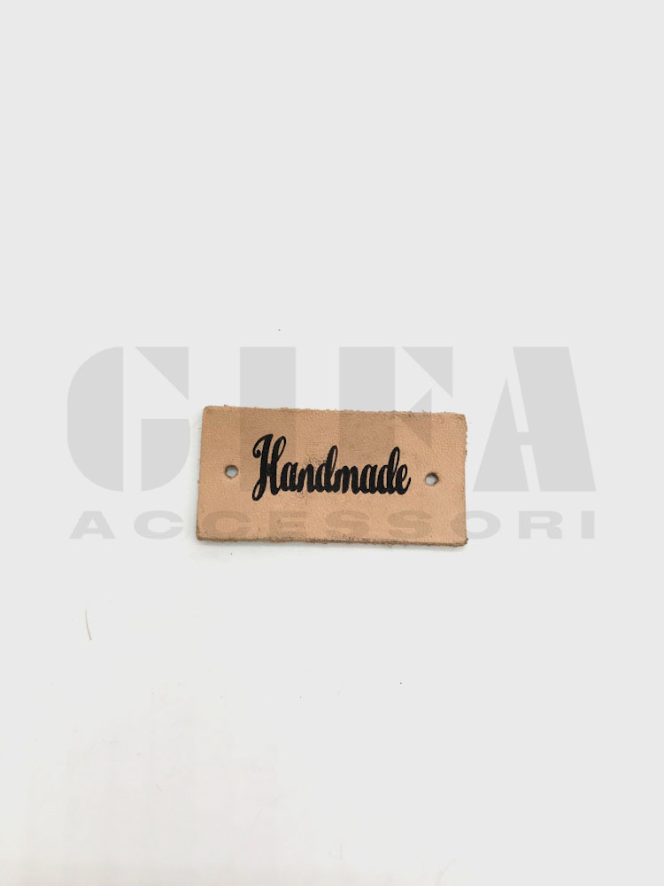 Targhetta in pelle 4 cm x 2 cm con fori logo Handmade – GIFA Accessori